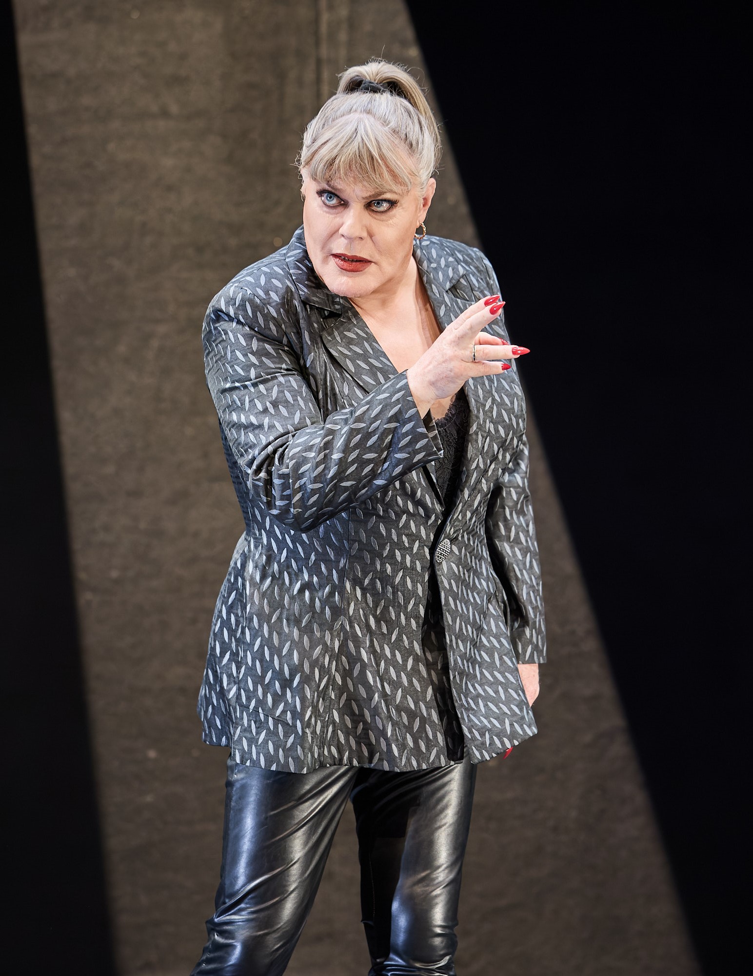 IZZARD: THE TRAGEDY OF HAMLET - John Shand